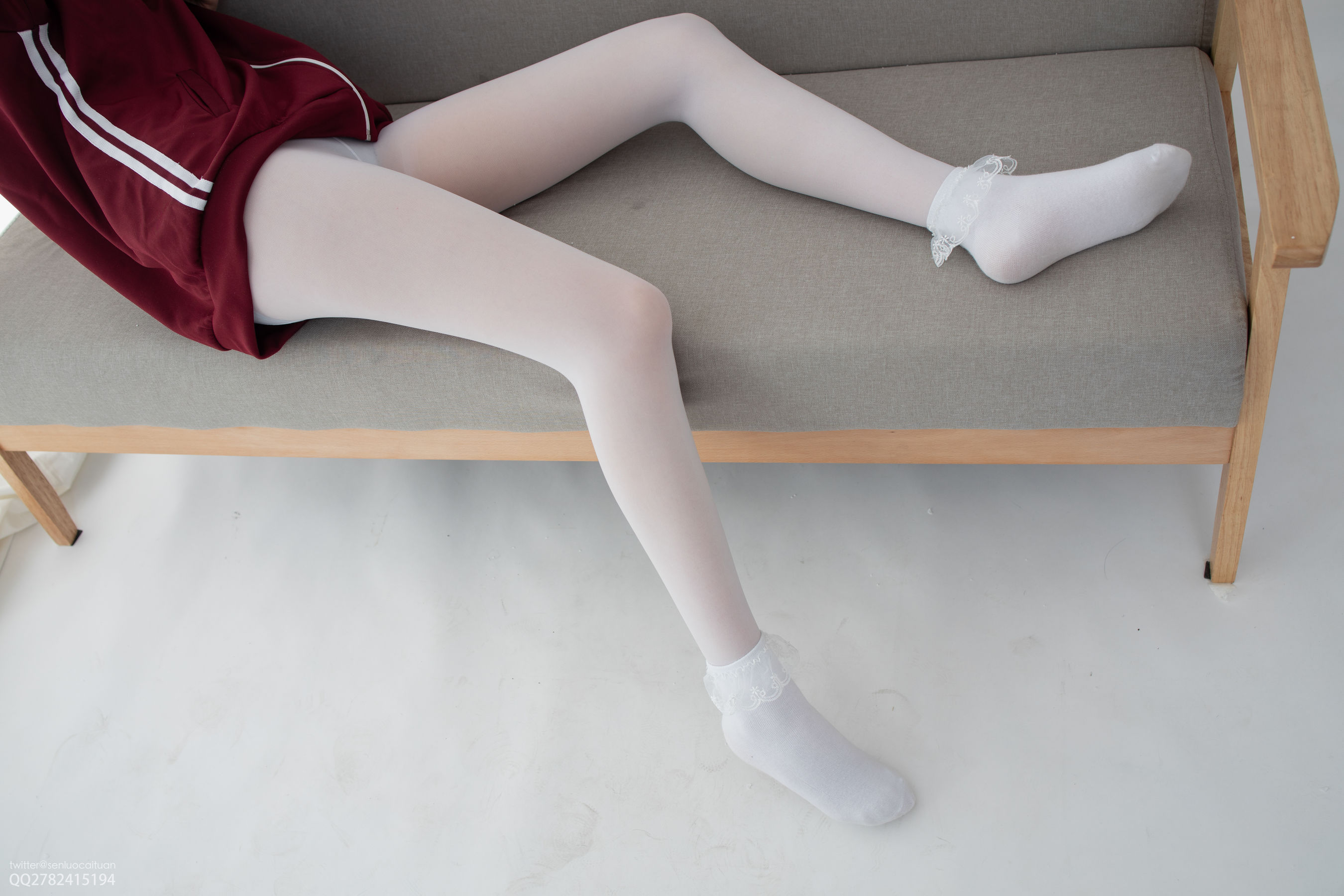 [森萝财团] JKFUN-058 Aika 白丝套蕾丝花边短袜 - 91写真