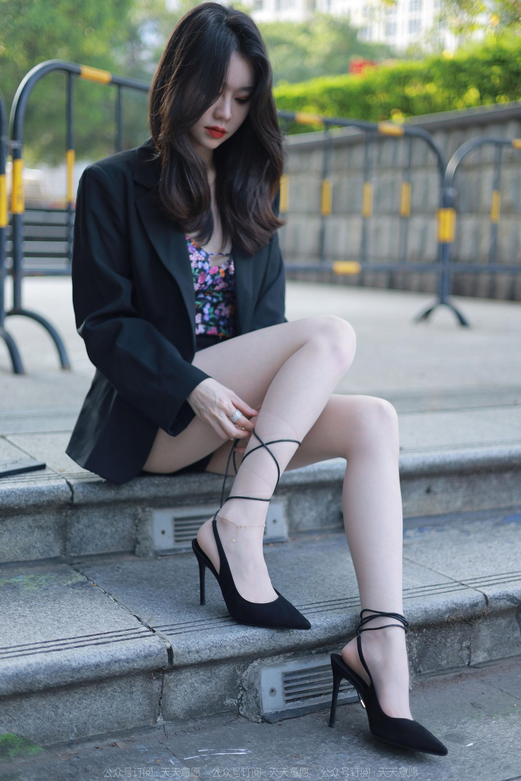 [异思趣向IESS] 模特：佳爷 《四月特辑》 – COSER在线